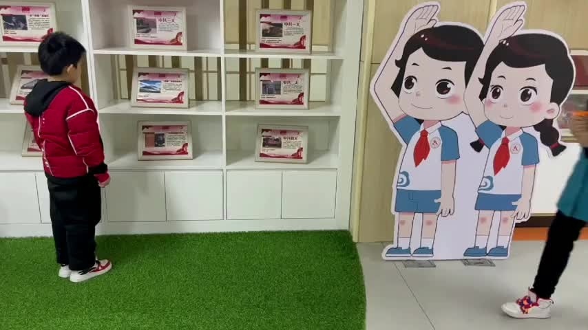 小学生变身小记者,校园内采访