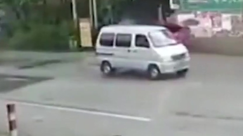 整整三车人临死前一幕被拍下,一瞬间人和车都没了,行车记录仪回放...