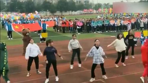 运动会上校花的表演:不仅长得好看,还跳的很好!