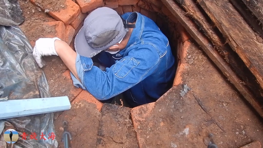 大海8万元买一套265平2层楼,为了省500元,自己修渗水井,太臭了