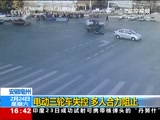 [新闻直播间]安徽亳州 电动三轮车失控 多人合力阻止