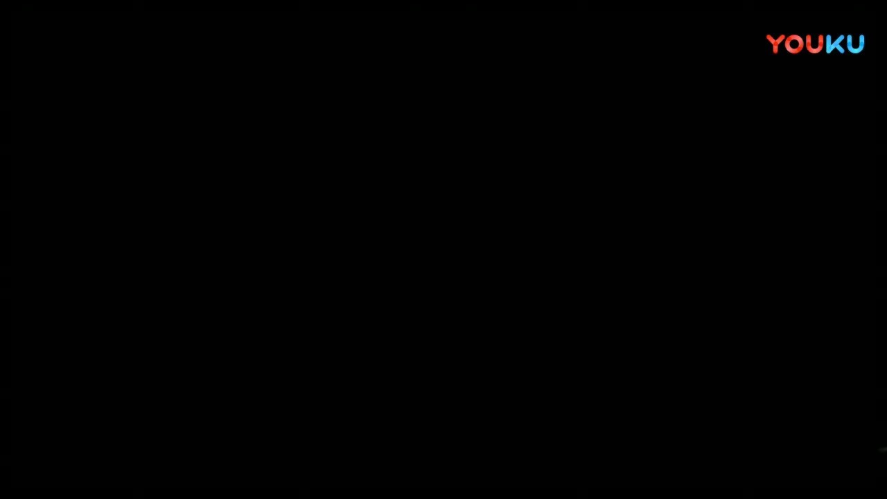 太惨了!电动车与卡车同时闯红灯,瞬间撞成废铁!