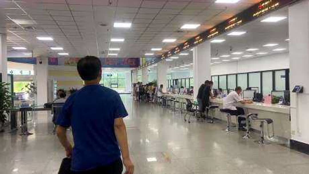 小伙家拆迁置换3套新房,办理新房产证,看看补交多少房产税?