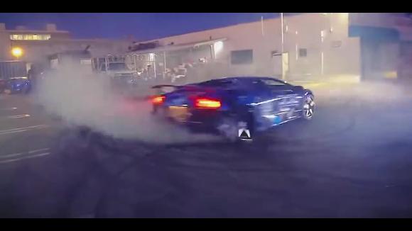 迈凯轮塞纳是一辆价值180万美元的超级跑车