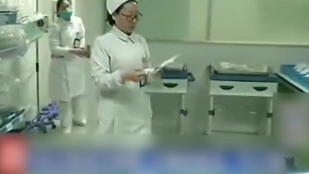 边吸氧边偷抽烟 老烟枪烧成“包公脸”