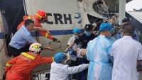 D2809列车搜救现场:受伤乘客被用担架抬出车厢