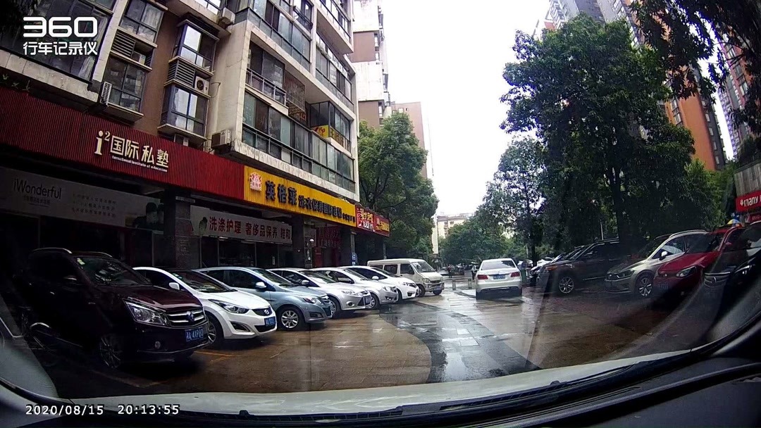 交通安全注意事项,车辆拥挤路段,要注意旁边车辆