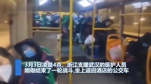 心疼,凌晨4点武汉公交车上一群,累倒样子,的乘客引无数人泪目
