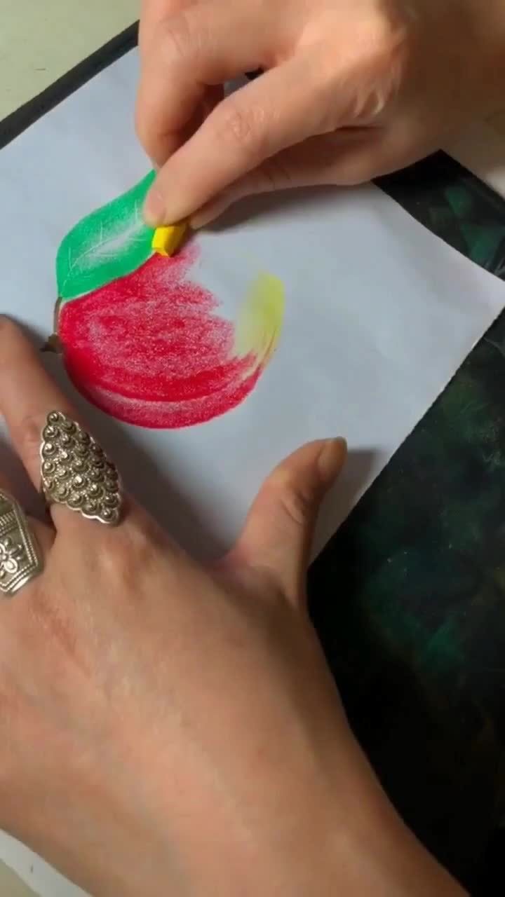 教小朋友用绘画油画棒画桃子