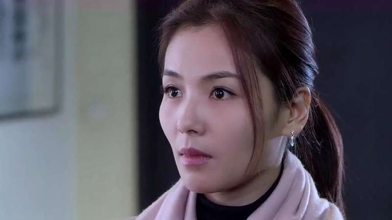 女子去会议室开会,不料进门后,眼前的人让她停住脚步