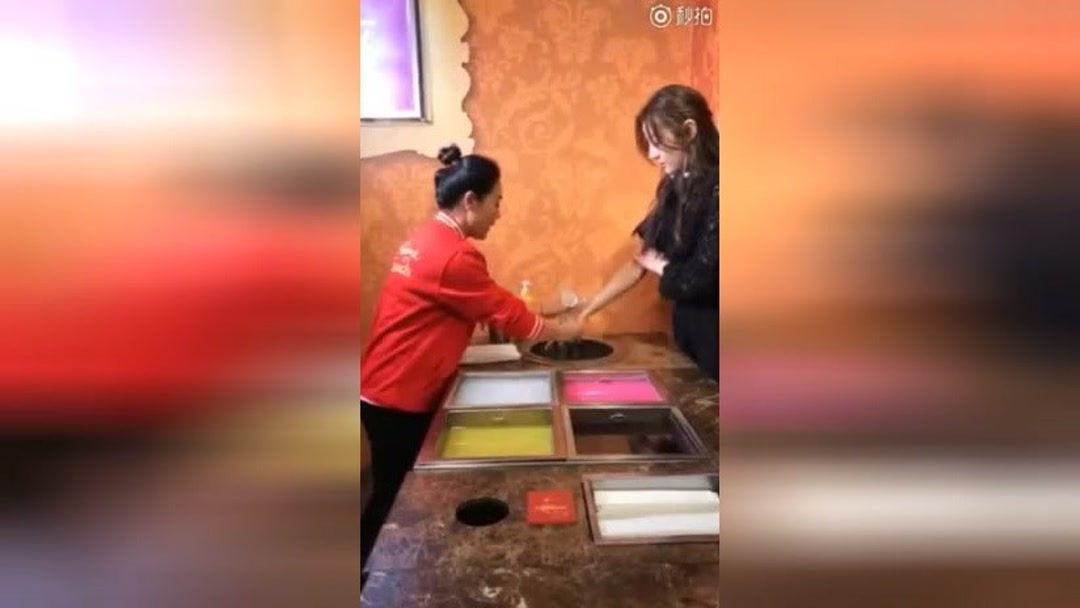 迪丽热巴身着黑色连衣裙现身武汉杜莎夫人蜡像馆做腊手,很漂亮啊!