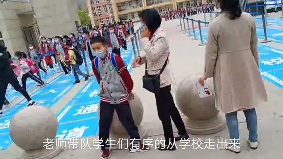 接儿子放学,看下学校门口又恢复了以前的热闹
