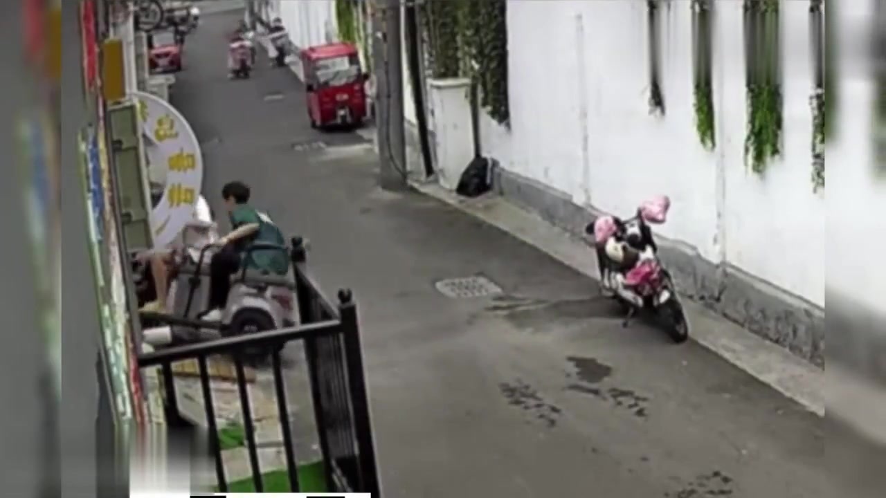 电动三轮车溜车侧翻,两人被压车下无法起身,几位阿姨赶来帮忙!