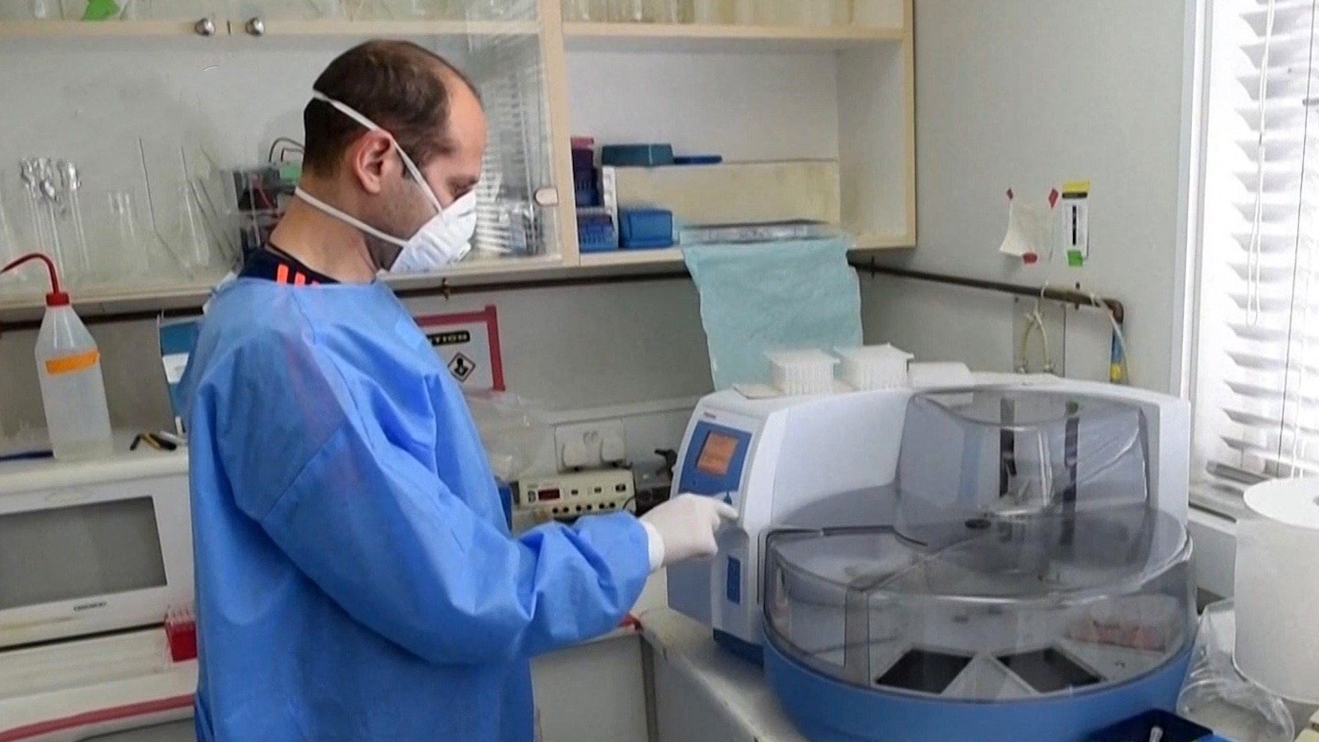 美国多批专家集体发声:新冠病毒感染人类方式罕见 非实验室制造