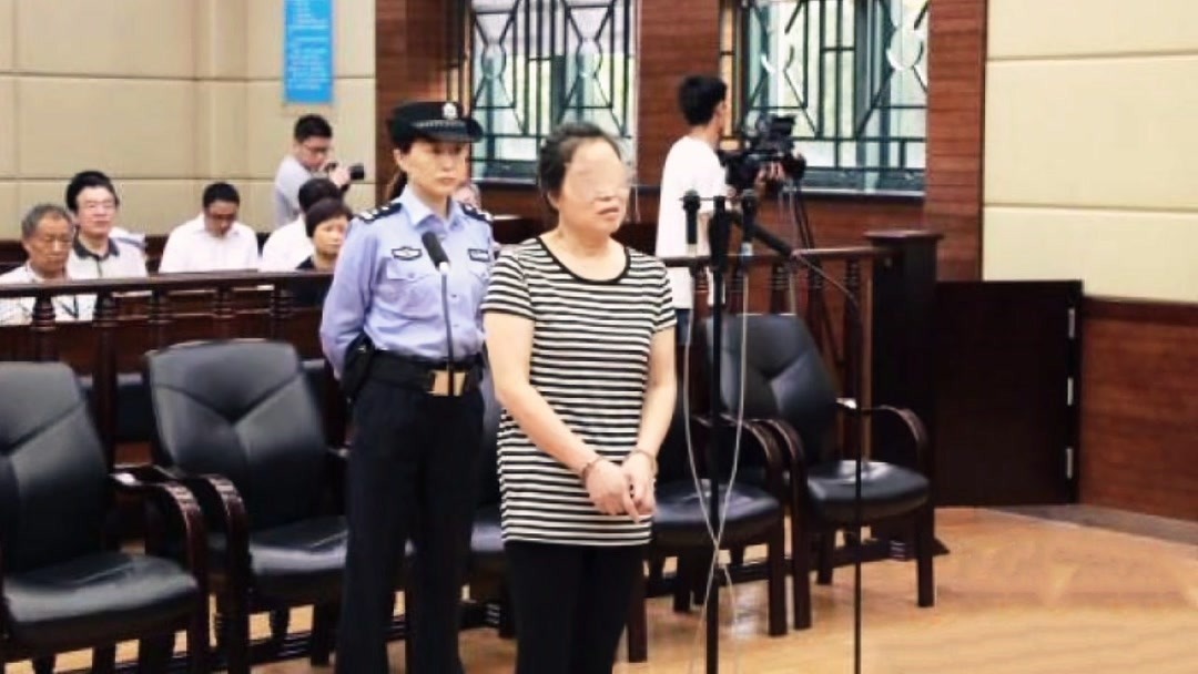 女子抢夺方向盘致公交车失控撞车获刑3年半 取消落户上海资格