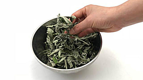 家里有艾草的看看,厉害妙用家家使用,现在清楚不迟,省钱又实用