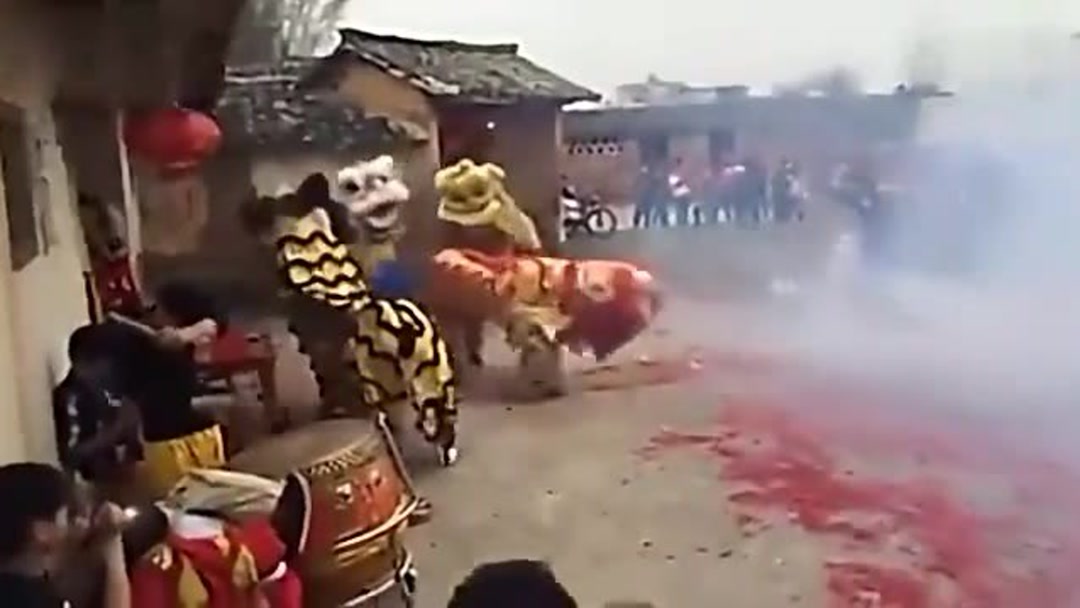 舞狮子表演视频 兴宁过年舞狮子