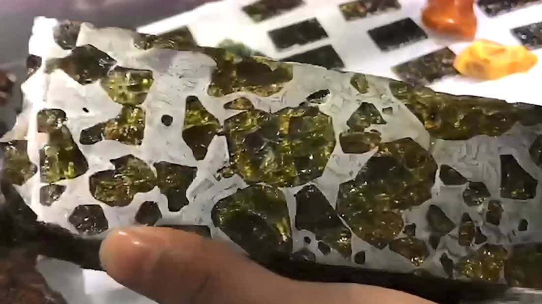 新疆发现最美陨石,却被低价卖给外国人,现价值3200万亏大发了