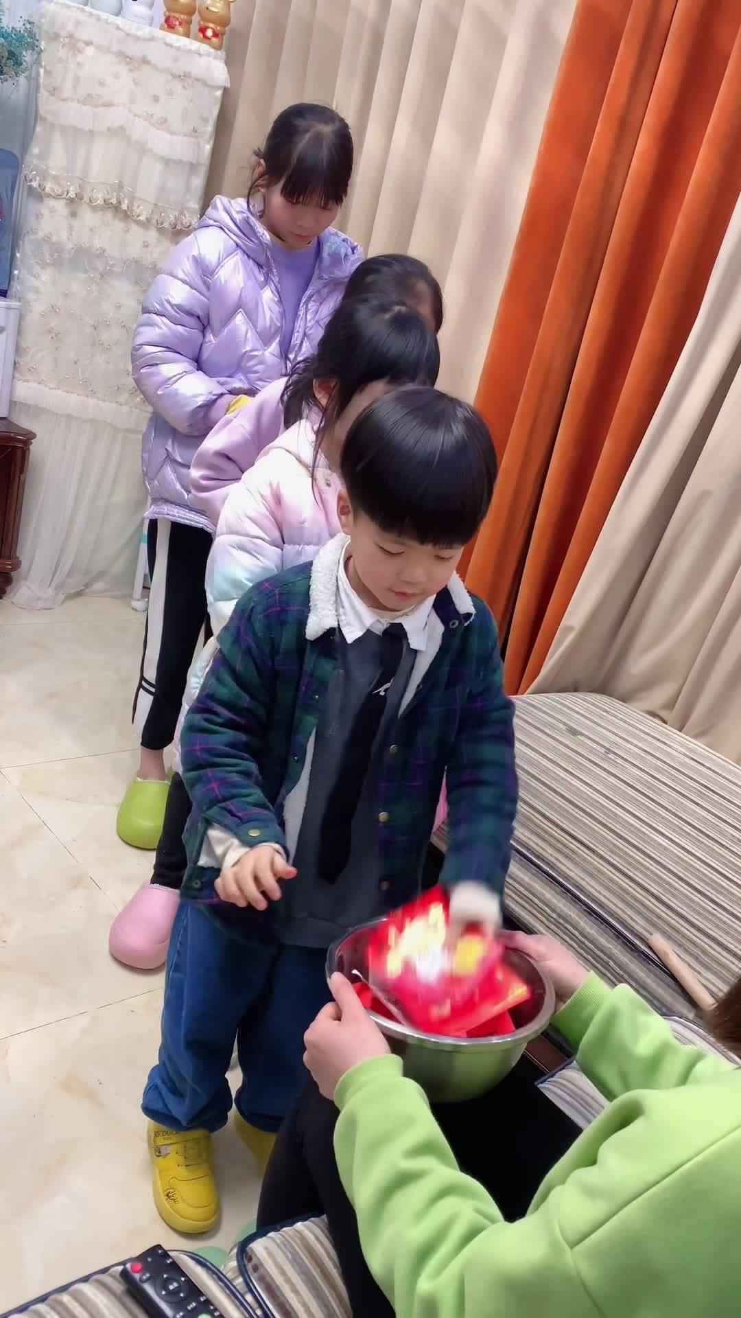 ...这几天看电视剧一集1200,每个人给我200红包,你们爱看不看压岁钱