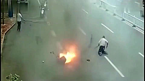 行驶途中的电动车发生自燃着火,监控记录惊心动魄的一幕!