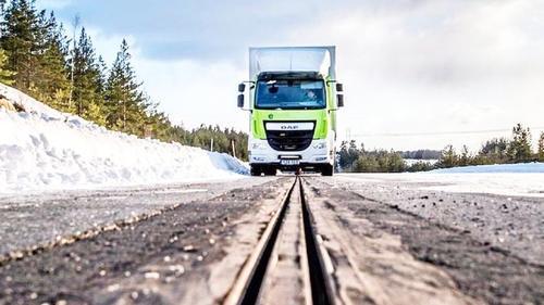 世界首条充电公路开通,行驶中自动充电,再也不担心电动车没电了