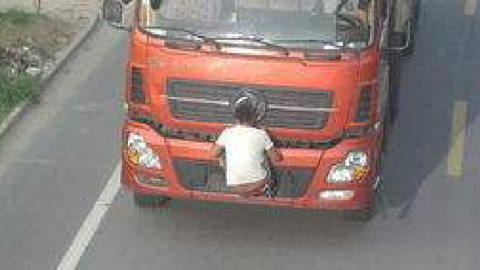 知不知道高速倒车 有多危险?来看看现场