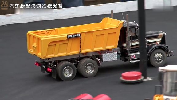 模型俱乐部内搭建的袖珍城市里RC遥控卡车装载机忙碌工作