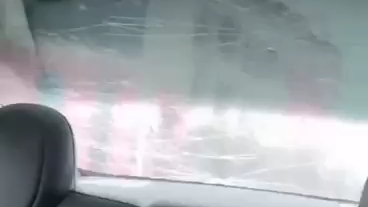 广州冰雹恶劣天气,汽车玻璃一个个痕迹