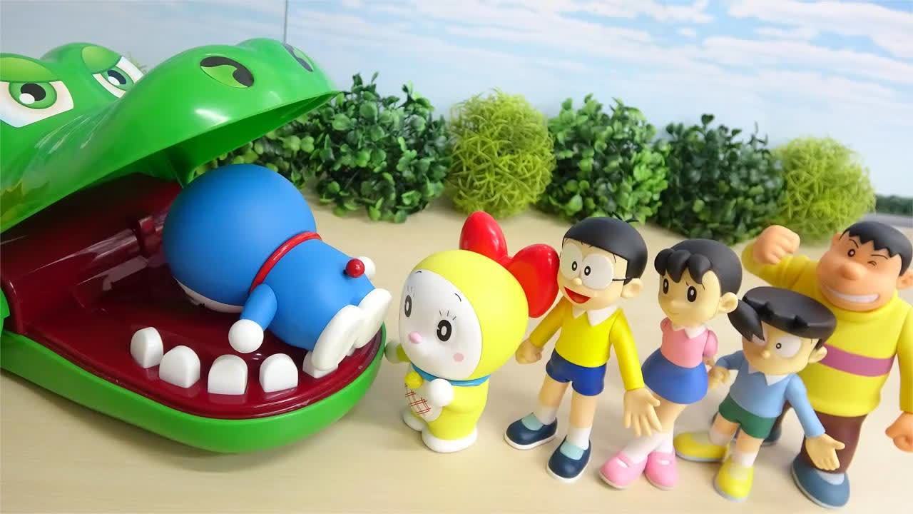 儿童喜欢的小叮当机器猫玩具和大雄模型趣味排队钻嘴巴玩具的游戏