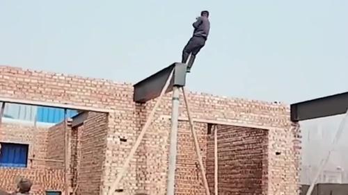 农村建筑没有大型机械,村民只能吊绳子上去,但是这个设计不合理不抗震