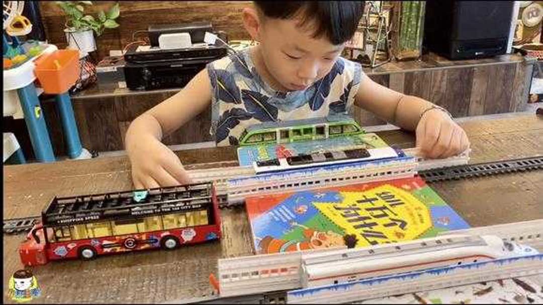 铁蛋用轨道做地铁屏蔽门玩具,列车来了自动打开关闭,安全又好玩