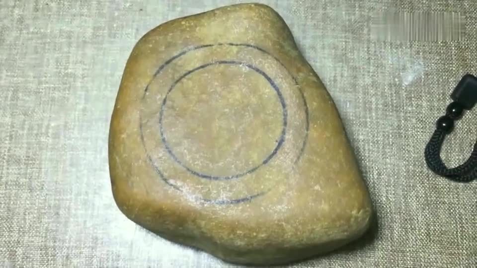 翡翠原石分享,隔皮隔雾判断里面的种质,以小博大能切出手镯吗