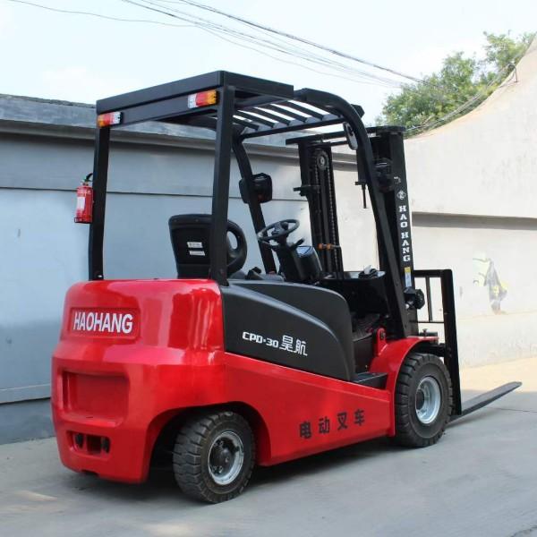 四轮座驾式电动叉车 