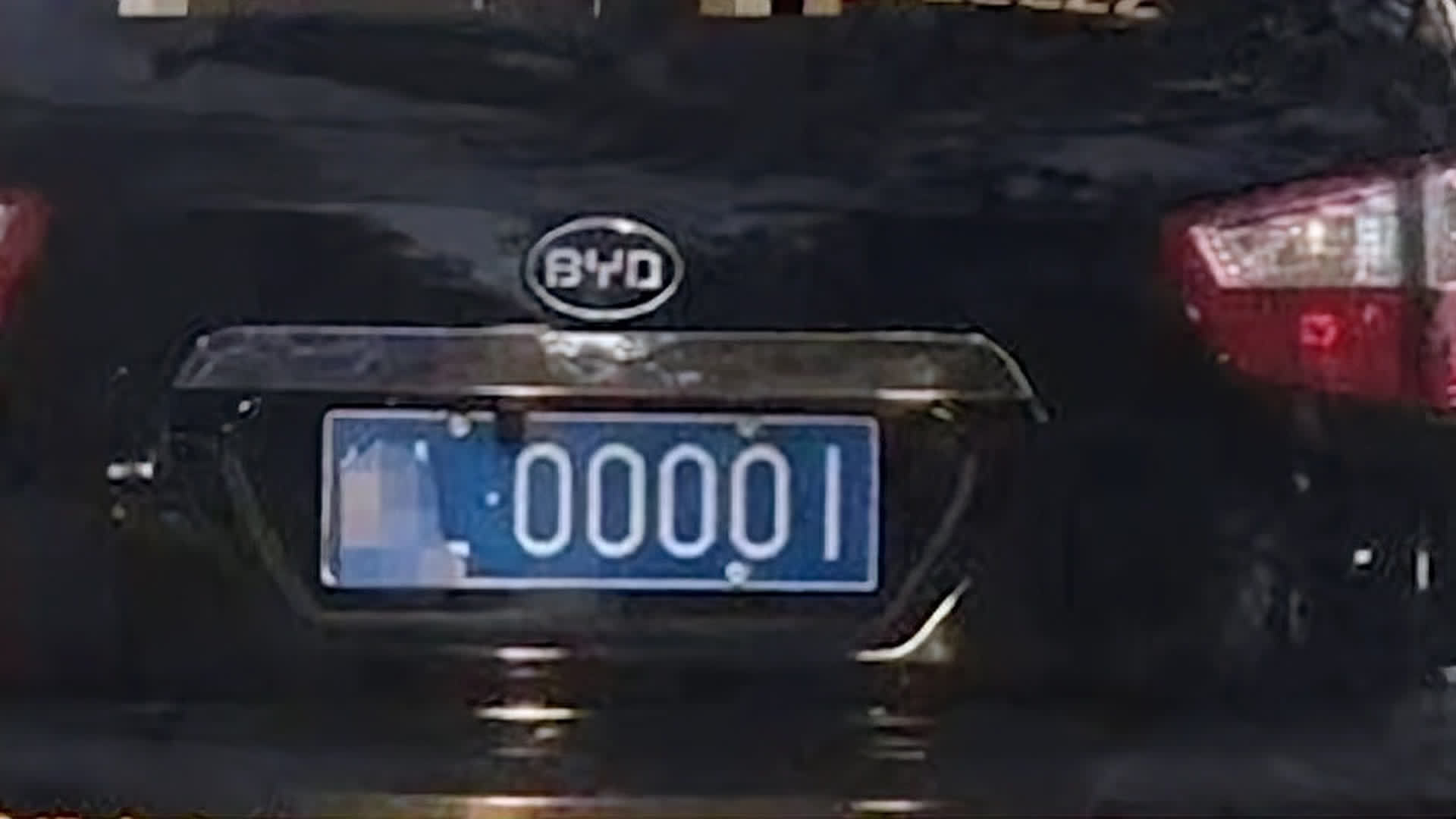 比亚迪挂"00001"车牌,一天被交警查了6次,车主:我也很无奈