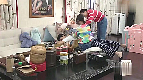 做家务的男人:袁弘儿子帮爸爸踩背,张歆艺调侃儿子衣服像踩背服务员,...