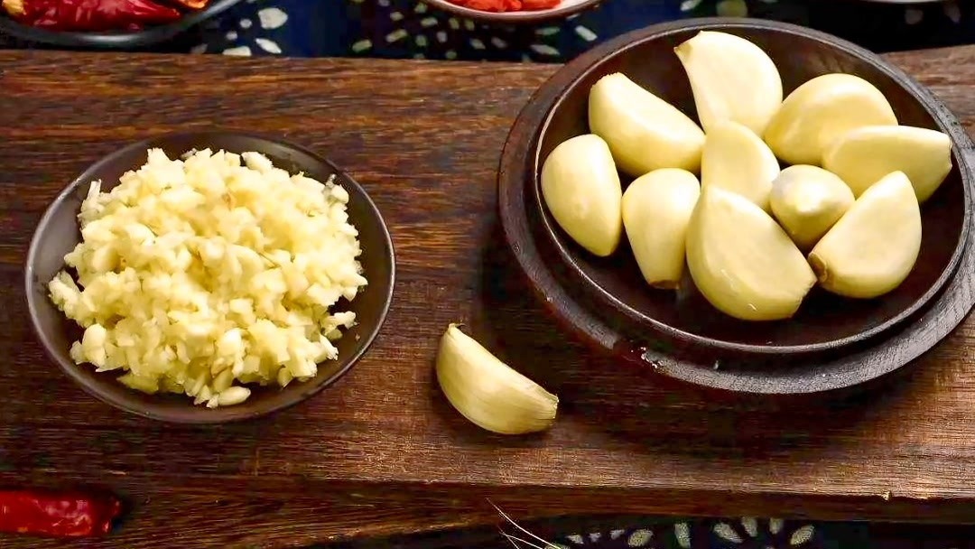 生吃大蒜效用堪比人参,听完之后,我一口气吃半碗