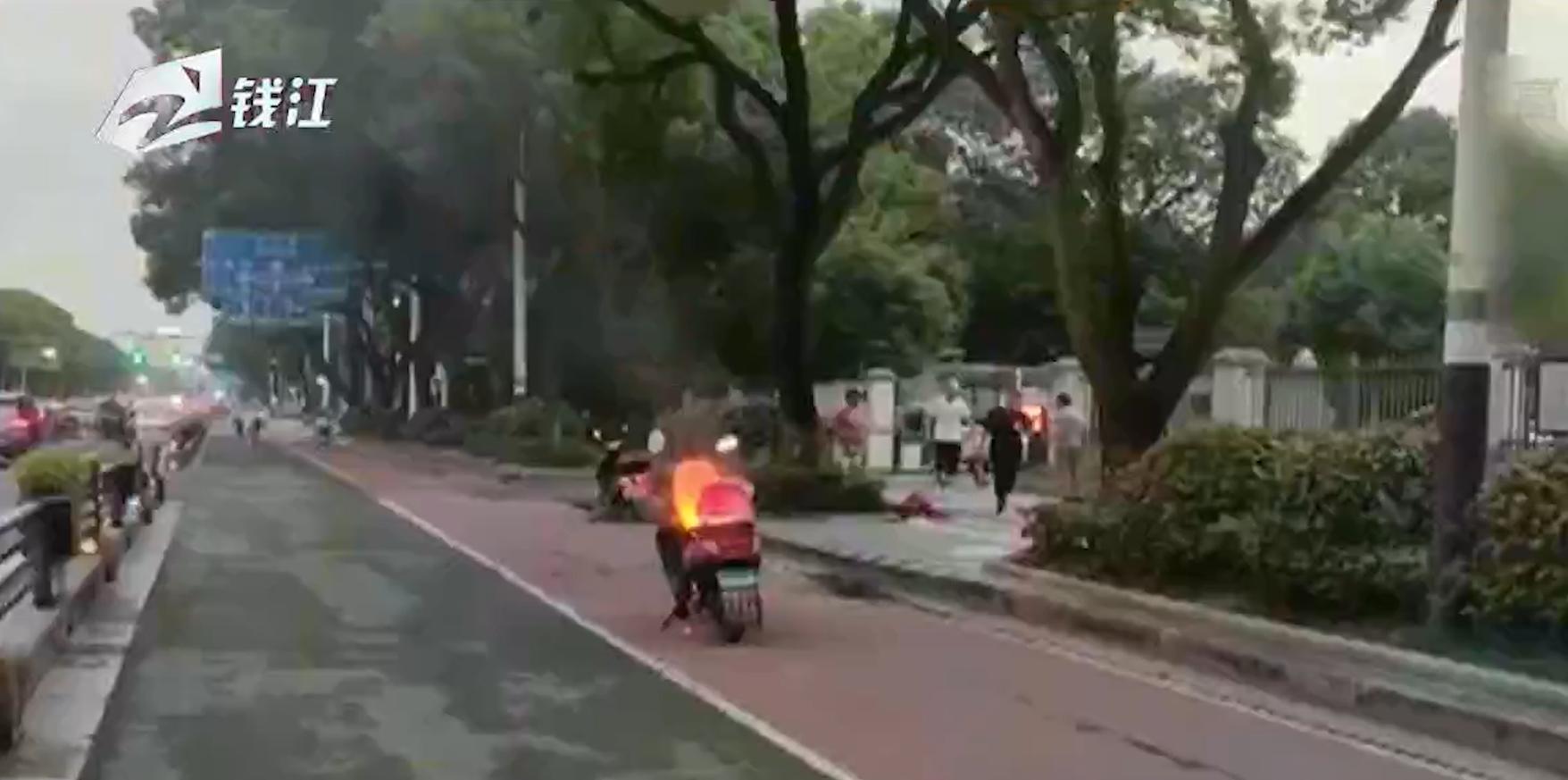 正能量时刻:绍兴一电动车起火,保安大姐挺身扑救