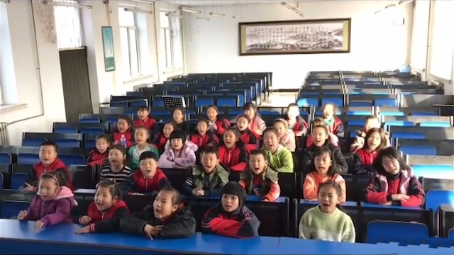班级合唱李荣浩《麻雀》,稚嫩嗓音太好听,这帮小学生...