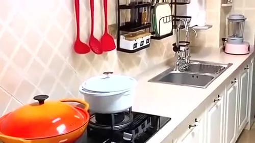 这厨房装修的真的很不错,该有的都齐了,有了房子就这样装了