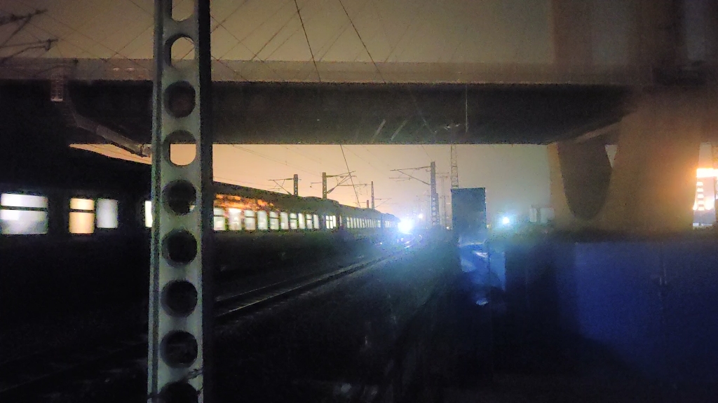 自带弓网检测的西局西段HXD3D牵引K1295次列车(银川-广州)接近...