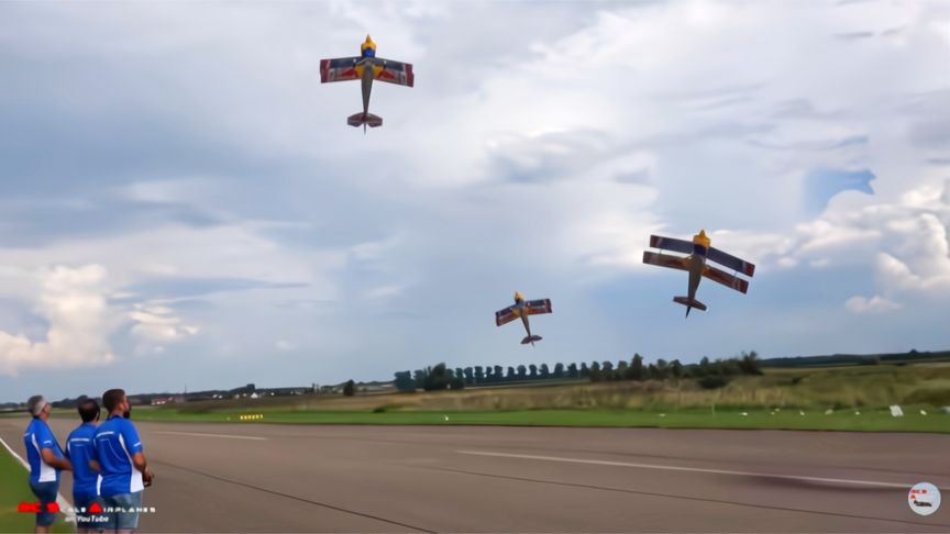 精彩的航模三机编队飞行表演,高难度的操纵真是令人赏心悦目~