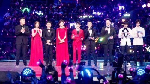 湖南台跨年演唱会直播,谢娜屡出洋相,还好有何炅实时救场!