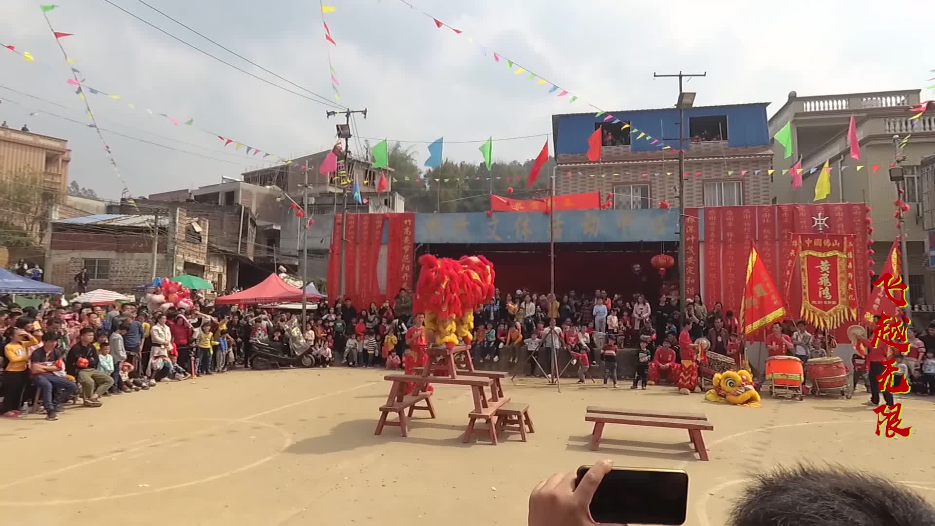 广西农村小伙子组成的舞狮队精彩表演,看得大家都拍手叫好。