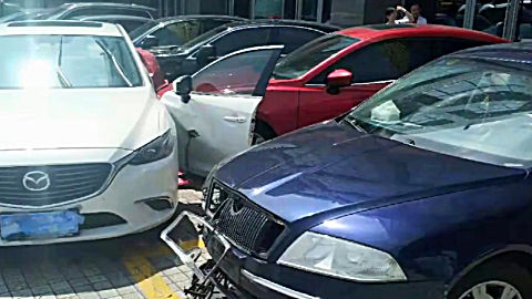 女司机倒车错踩油门连撞七辆车 监控拍下惊险一幕…