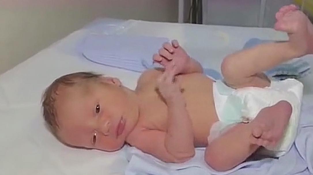 金牌月嫂示范给新生儿穿衣的正确方式,动作轻柔又娴熟