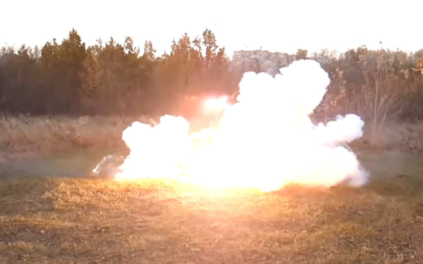 本集核能 !老外用50000根鞭炮制成大型炸弹!