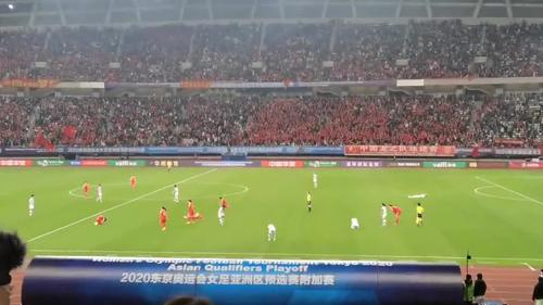 中国女足连扳两球,有惊无险进军奥运会,全场齐唱怒放的生命!