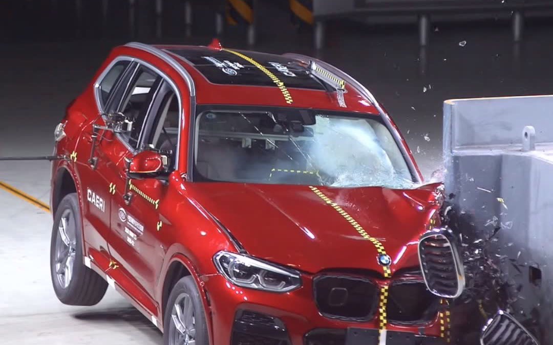 中保研BMW X3碰撞成绩,你看它撞飘移了