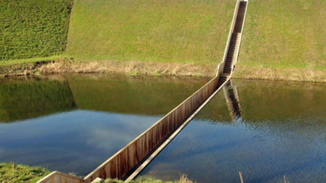 世界上第一座水下之桥,人要过桥需从水中走过去,也称会隐身的桥