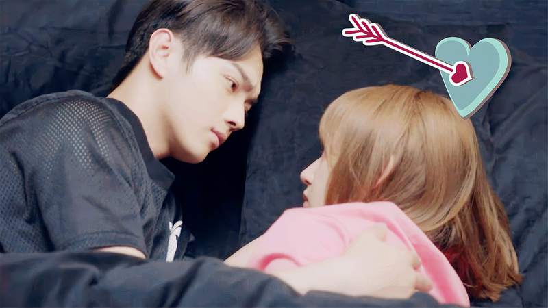 你微笑时很美：程潇许凯在床上打闹，许凯忍不住亲吻，程潇脸红了